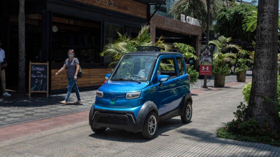 Esse micro carro elétrico de baixo custo pode rodar a 56 km/h e tem ...