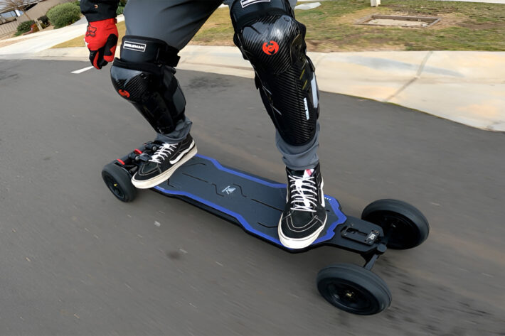 Esse skate elétrico Off-road tem 45 km de autonomia e pode rodar a uma ...